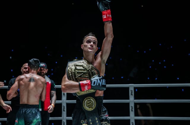 Jonathan Di Bella vs Prajanchai: Jonathan Di Bella continues to ...