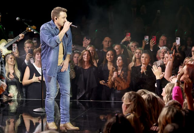 “We ain’t got to boo”: Morgan Wallen reacts as fans boo Taylor Swift ...