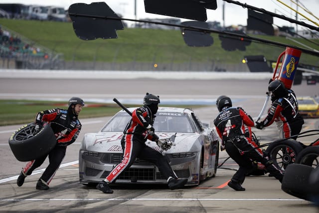 How do NASCAR tire changers work? Spotlight on training and physical conditioning