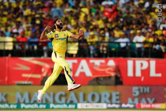 4 interesting facts about CSK's Simarjeet Singh who bagged two wickets ...