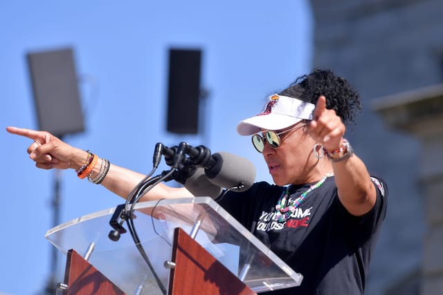 3x national champ Dawn Staley makes heartwarming gesture as she 'offers ...