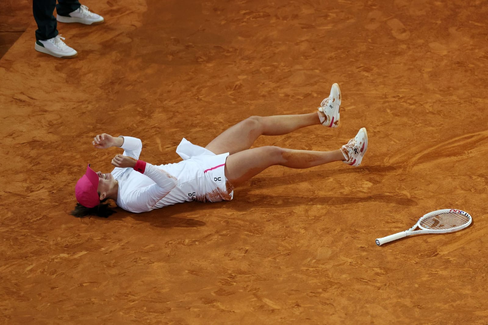 WATCH: Iga Swiatek hilariously pulls out a bottle of hot sauce after ...