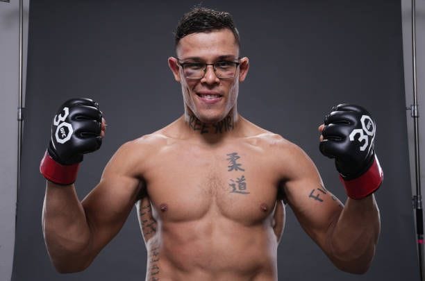 Why does Caio Borralho wear glasses?