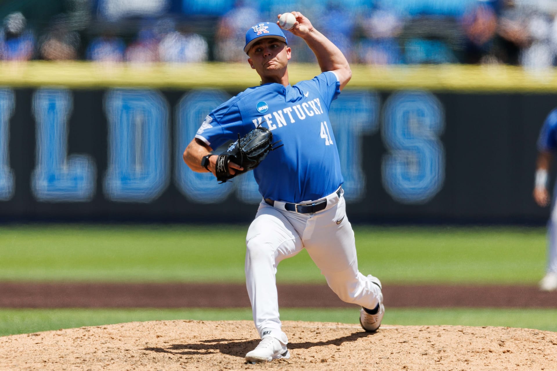 WATCH: Kentucky star Evan Byers wins prestigious Elite 90 Award at 2024 ...