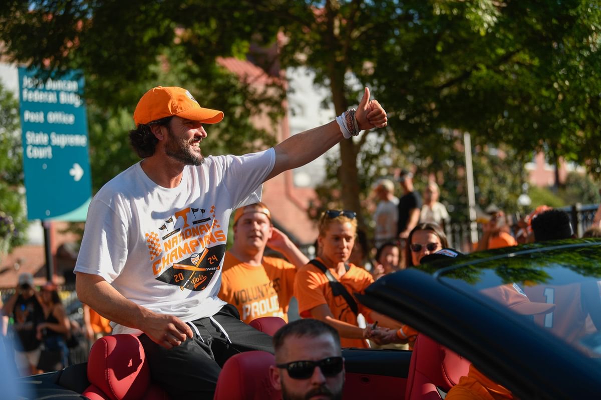 WATCH: Tennessee nation cheers for Tony Vitello during victory parade as Vols clinch the ...