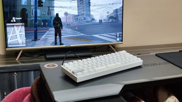 Nerdytec Couchmaster Cycon 2 lap desk review: Couch gaming made ...