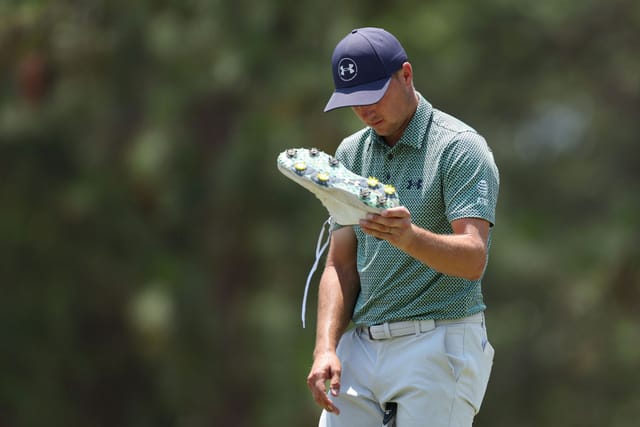 Jordan Spieth spends time with children on Father's Day in the middle ...