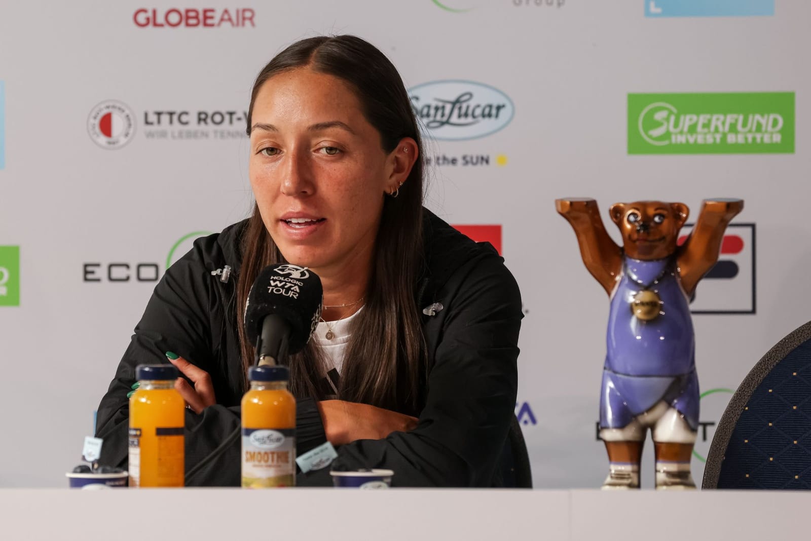 WATCH: Jessica Pegula runs over to Anna Kalinskaya's coach to shake ...