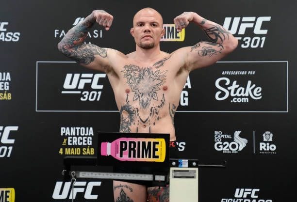 What is Anthony Smith's record?