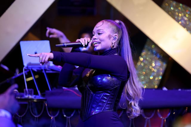 WATCH: Latto rushes on stage barefoot to fill in for Usher as he faces ...