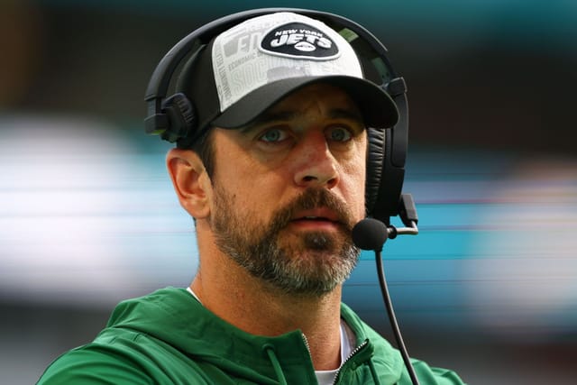 Aaron Rodgers heated as Jets OL steps on QB during training session