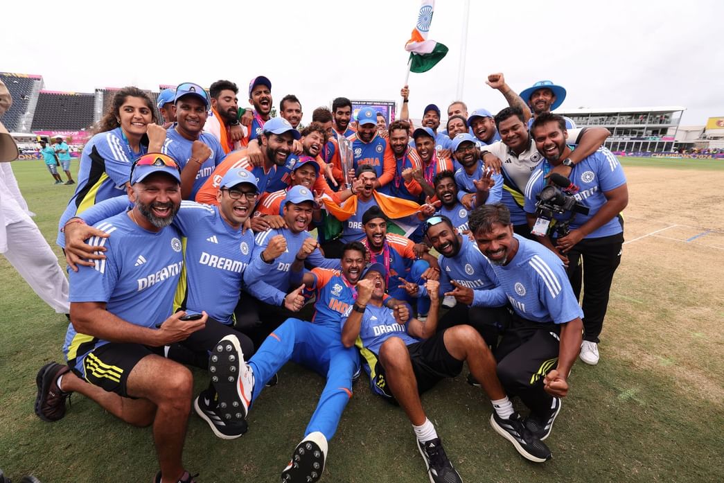 [Watch] Virat Kohli and Rohit Sharma hold India's T20 World Cup 2024 trophy aloft during victory ...