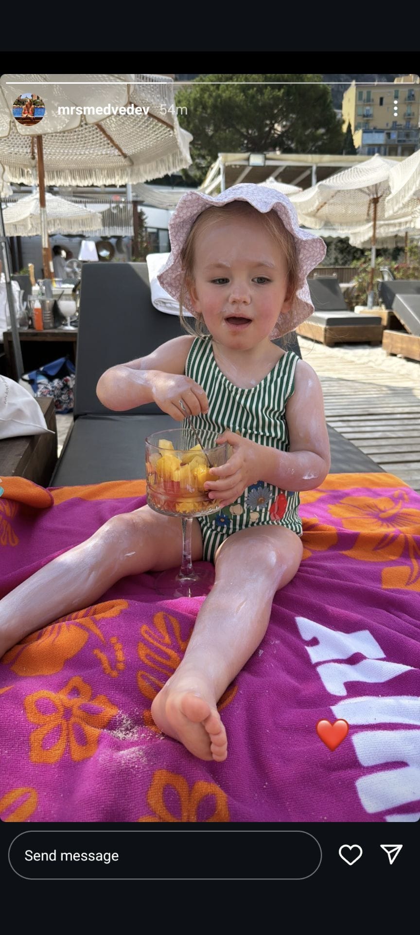 Daniil Medvedev's wife Daria enjoys beach time with daughter Alisa amid ...