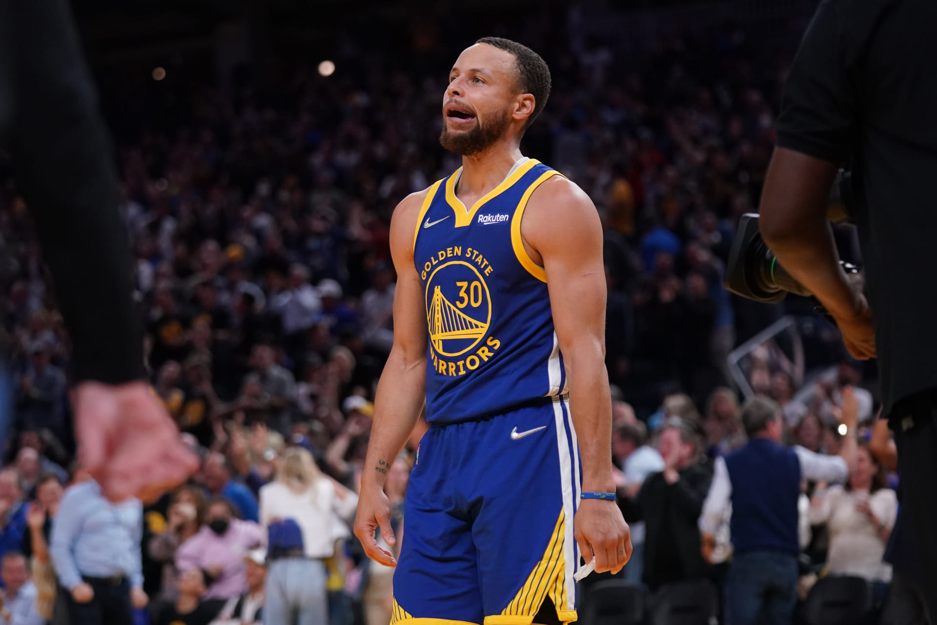 "Man of the people": NBA fans praise Steph Curry as he stops to ...