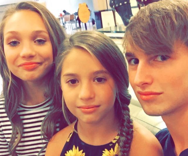 Who are Mackenzie Ziegler‘ Siblings, Ryan, Tyler, Matthew, and Michele?