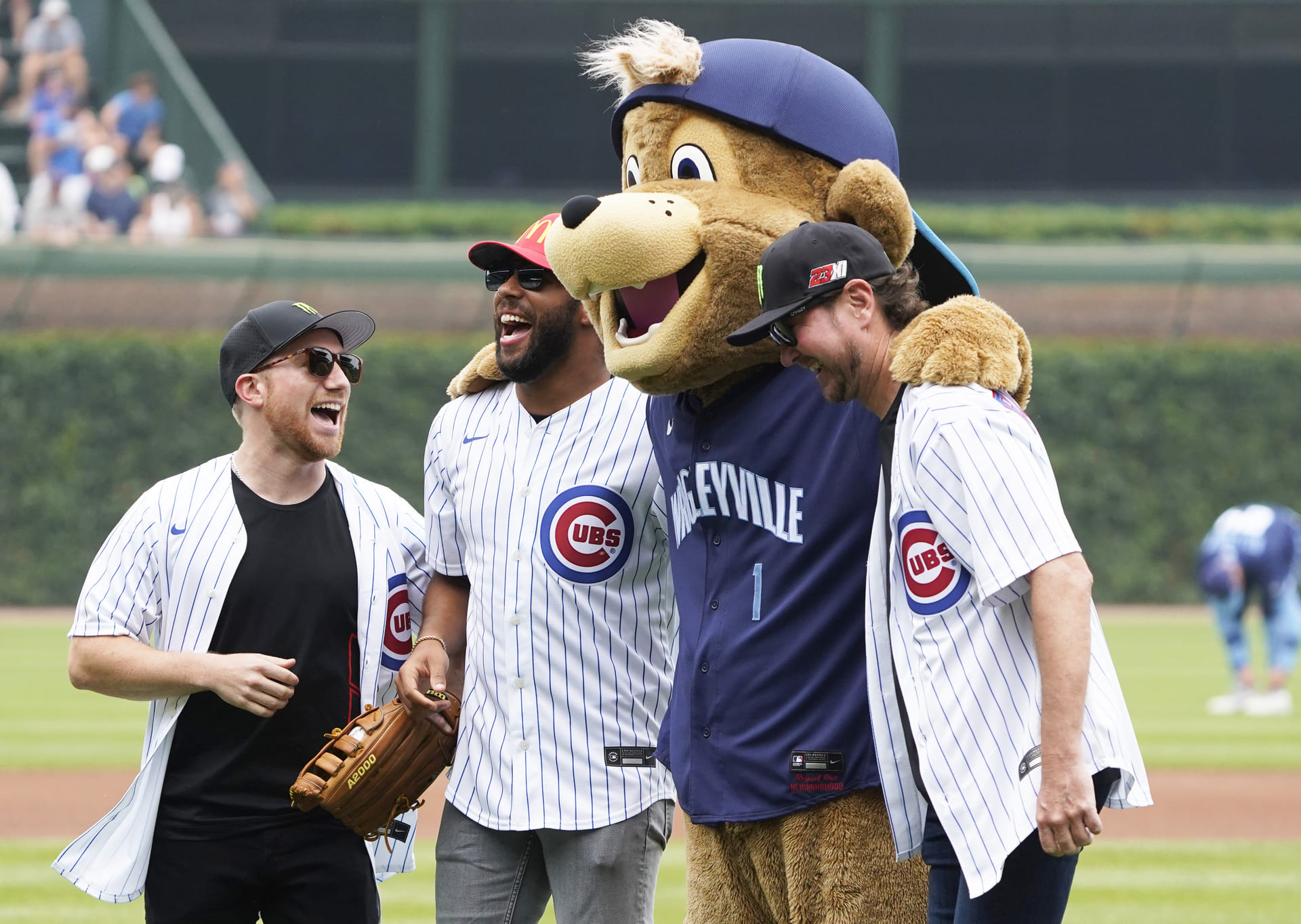 WATCH: Kurt Busch shows off singing skills at Chicago Cubs game