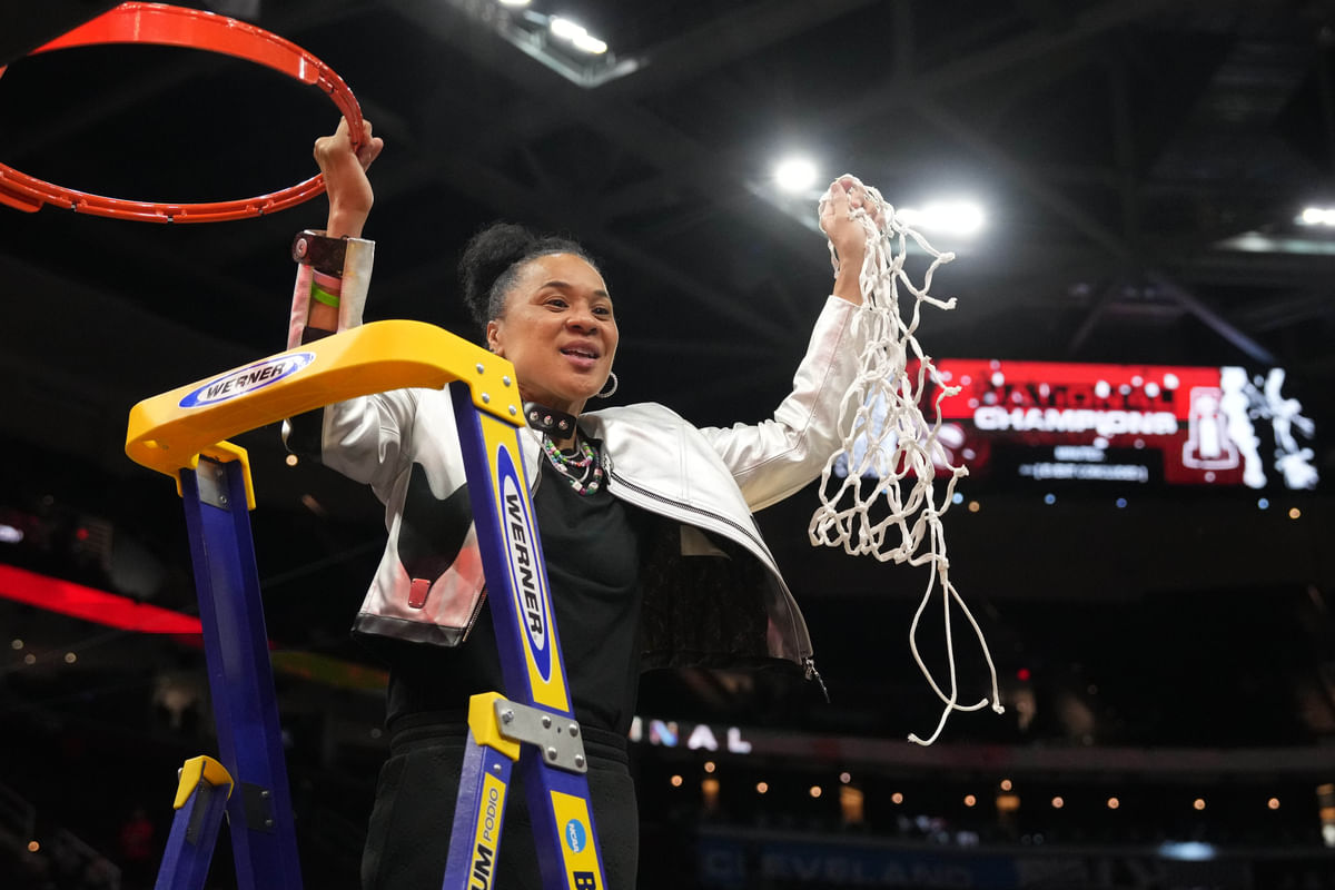 3x national champ Dawn Staley lends a helping hand for South Carolina ...