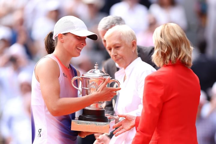 "Iga Swiatek can get shaky again";"Facts"- Fans divided over Chris Evert's assessment of World ...