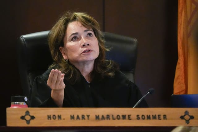 Alec Baldwin's 'Rust' trial judge reprimands attendees for not cleaning ...