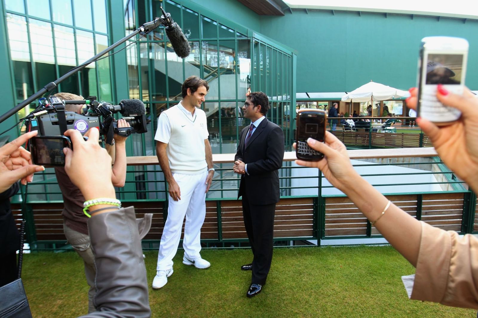 Roger Federer reunites with cricket legend Sachin Tendulkar at ...