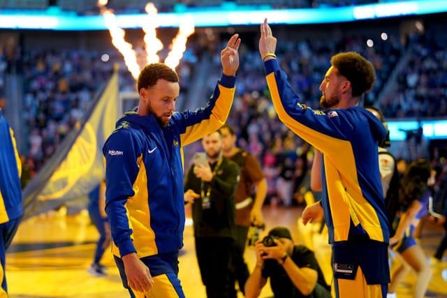 "Damn fratricidal game" - Fans fired up over Steph Curry vs Klay ...