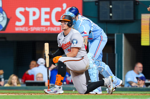 PHOTO: Orioles' James McCann rocks a mask after broken nose from taking ...