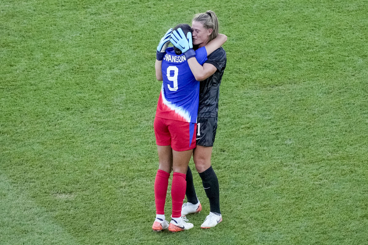 Chelsea Freeman, Chase Bellinger & other MLB wives celebrate Dansby ...