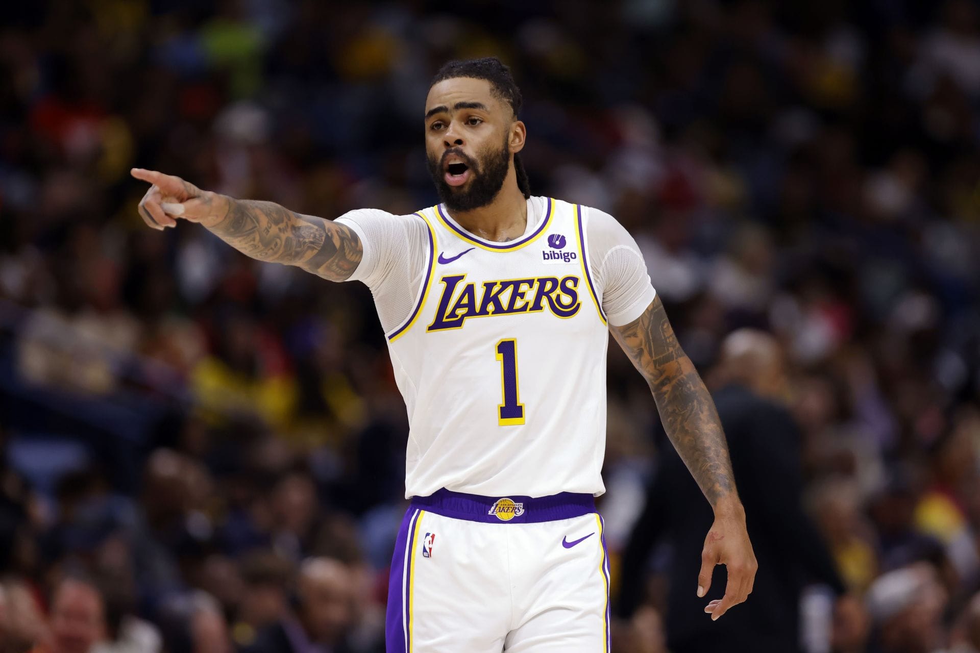"We trading you for Curry": Lakers fans roast D'Angelo Russell for ...