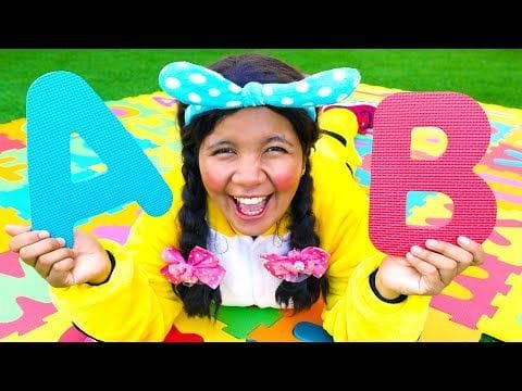 Who is Johny FamilyShow?