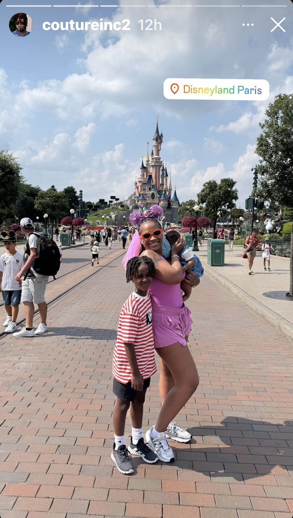 In Photos: Anthony Edwards' girlfriend pulls off all-pink ensemble with ...