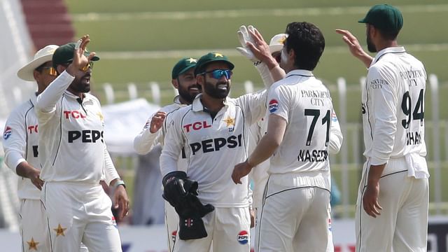 [Watch] Mohammad Rizwan takes a stunner to dismiss Zakir Hasan in PAK ...