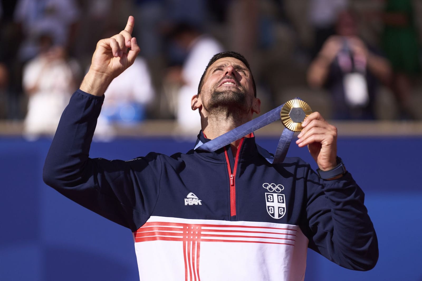 Novak Djokovic inconsolable after winning Paris Olympics gold, hugs ...