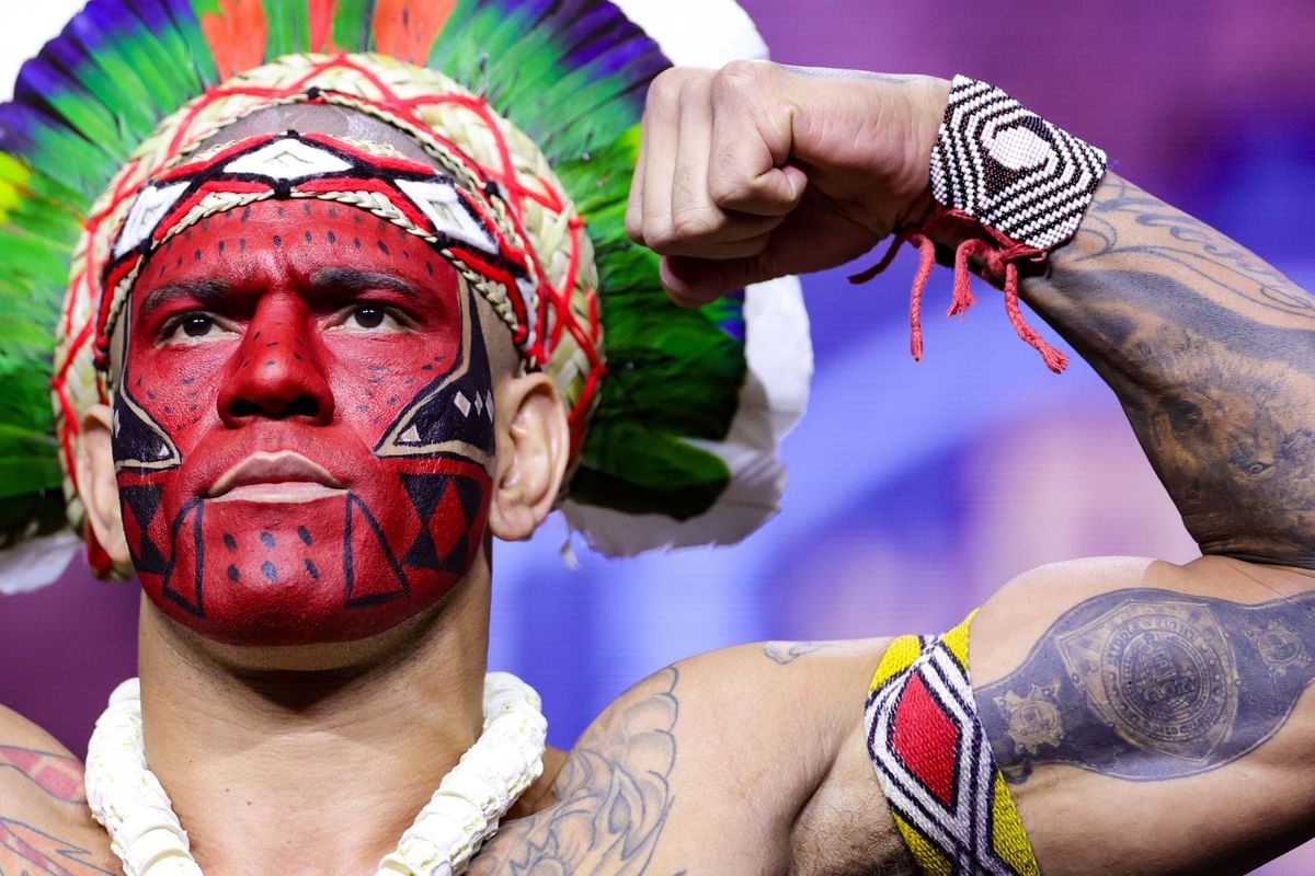 What does Alex Pereira's face paint and headdress symbolize?