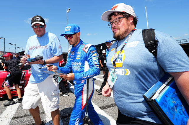 "I was that kid once”: $12M NASCAR star Kyle Larson shares heartwarming ...