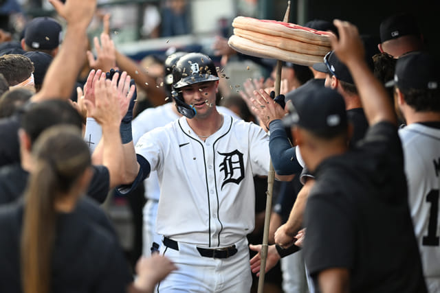WATCH: Tigers’ Trey Sweeney pulls off impressive diving catch despite ...