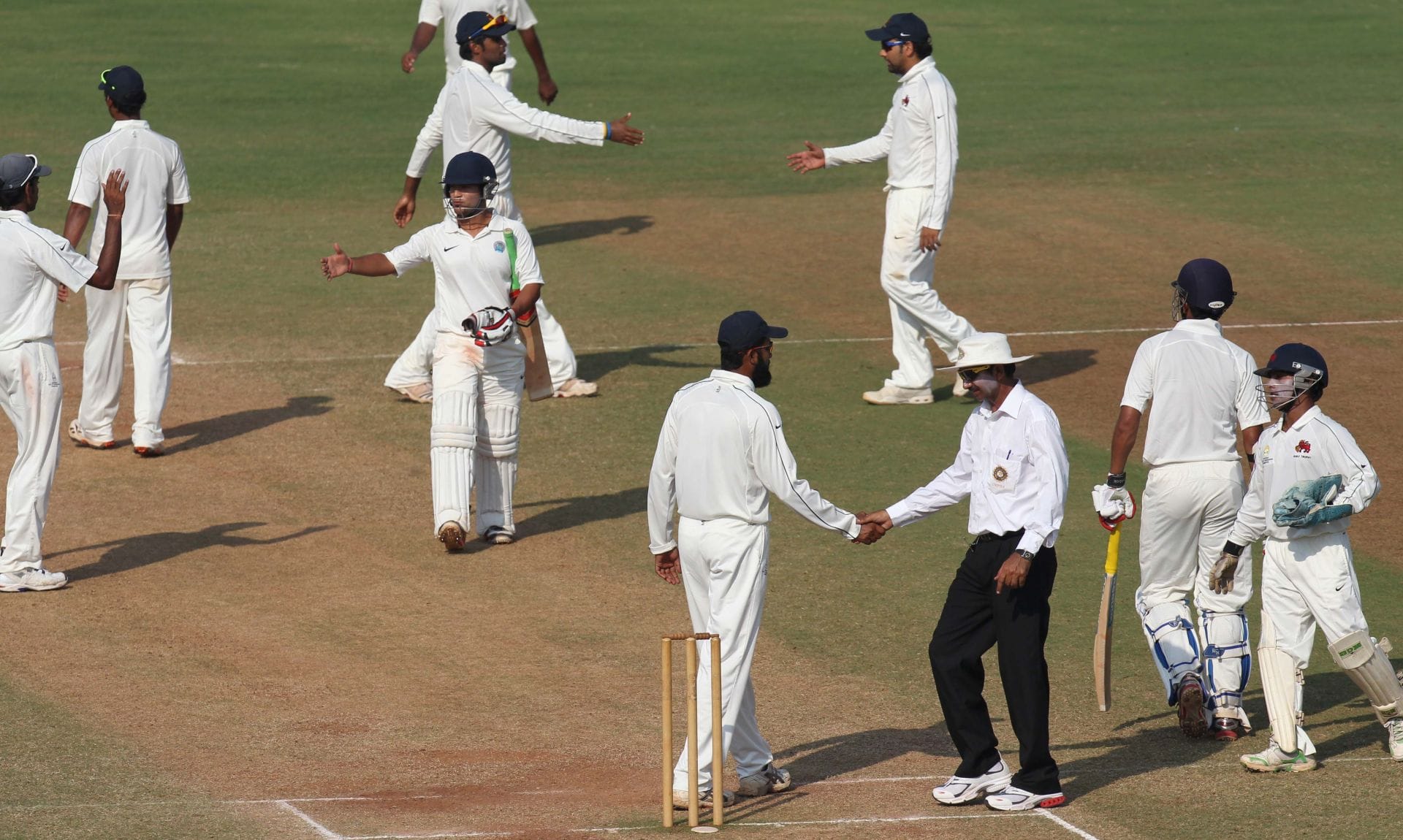 [Photo] Amitabh Bachchan asks cricket question about Ranji Trophy for ...