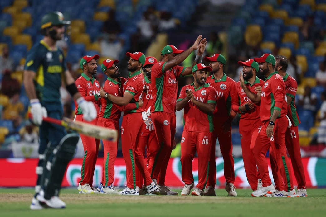 [Watch] Brydon Carse takes outrageous catch to dismiss Steve Smith in ...