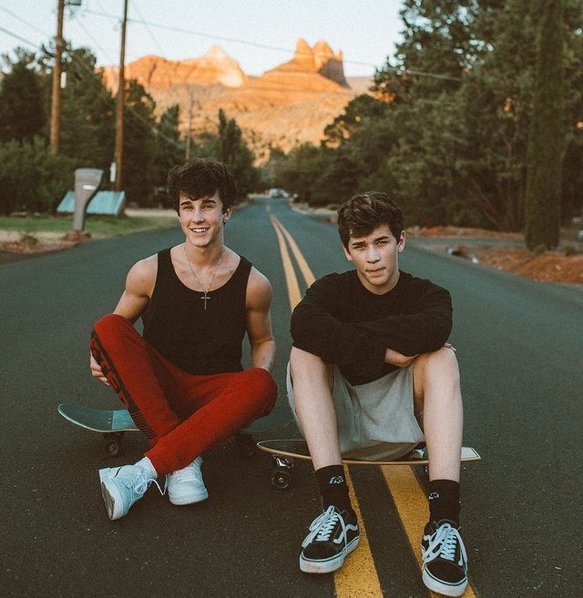 Who are Hunter Rowland's Brothers, Brandon Rowland, and Ashton Rowland?