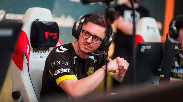 apEX's CS2 settings (2024): Crosshair, configuration, sensitivity, and more