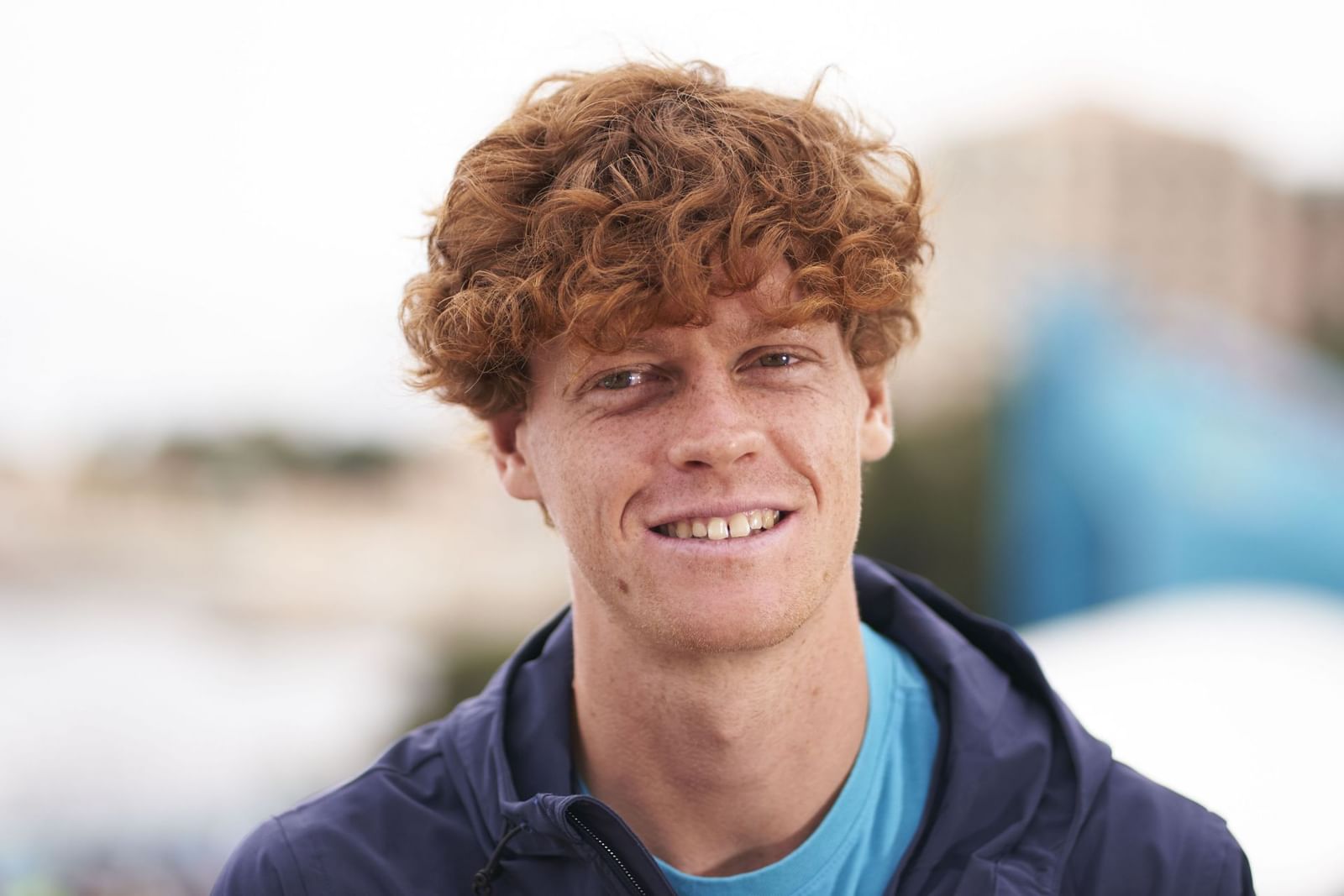 WATCH: Jannik Sinner & girlfriend Anna Kalinskaya celebrate with a kiss after Italian wins ...