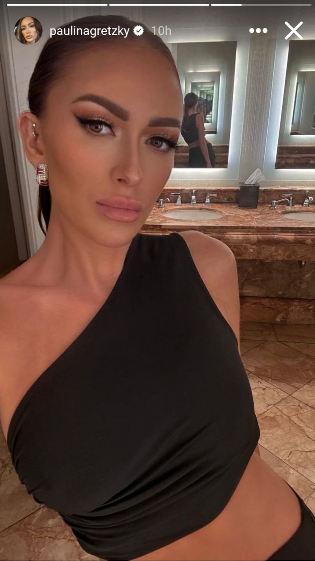 Paulina Gretzky carries $3641 Bottega Veneta bag alongside husband ...