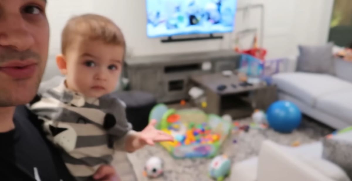 Where does Kindly Keyin live?