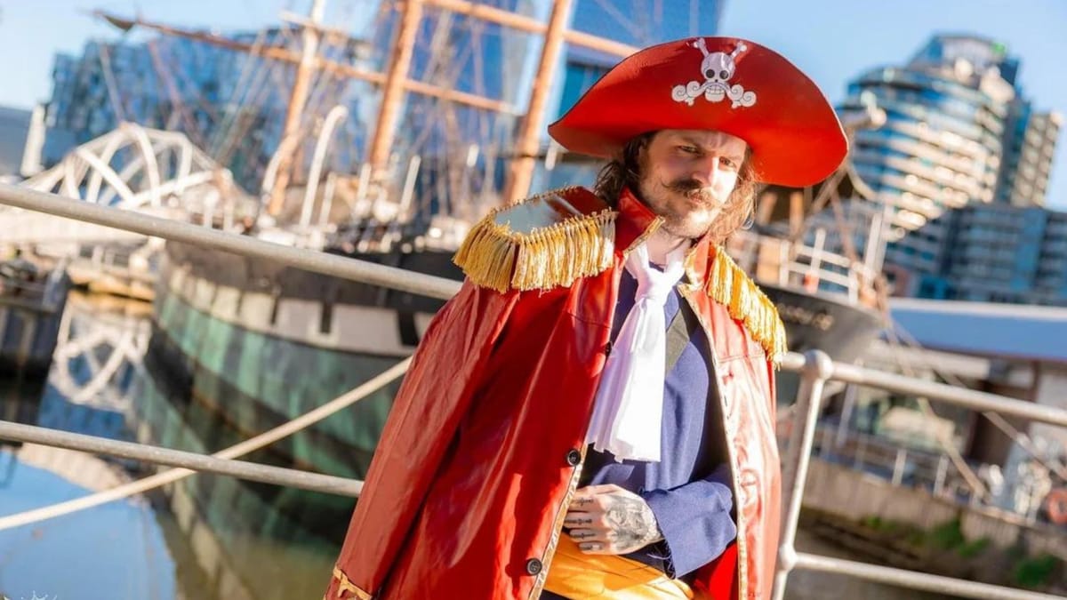 "More realistic than the live action" - Incredible Gol D. Roger cosplay ...
