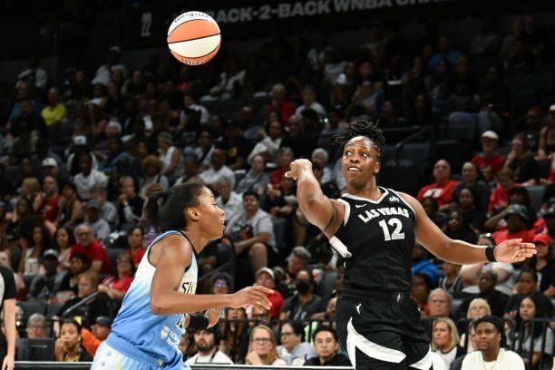 How many assists does Chelsea Gray average?