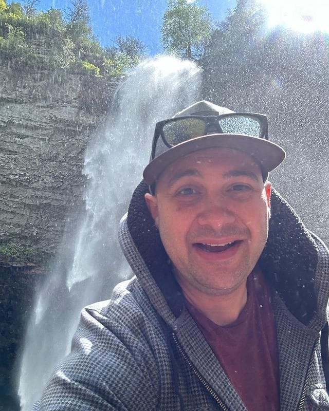 Where does Kindly Keyin live?