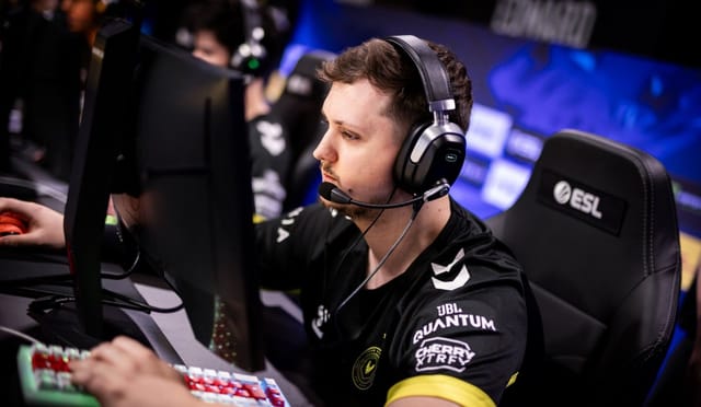 mezii's CS2 settings (2024): Crosshair, configuration, sensitivity, and ...
