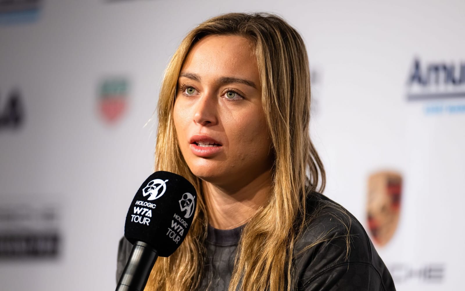 Paula Badosa erases all traces of heated argument with fans after ...