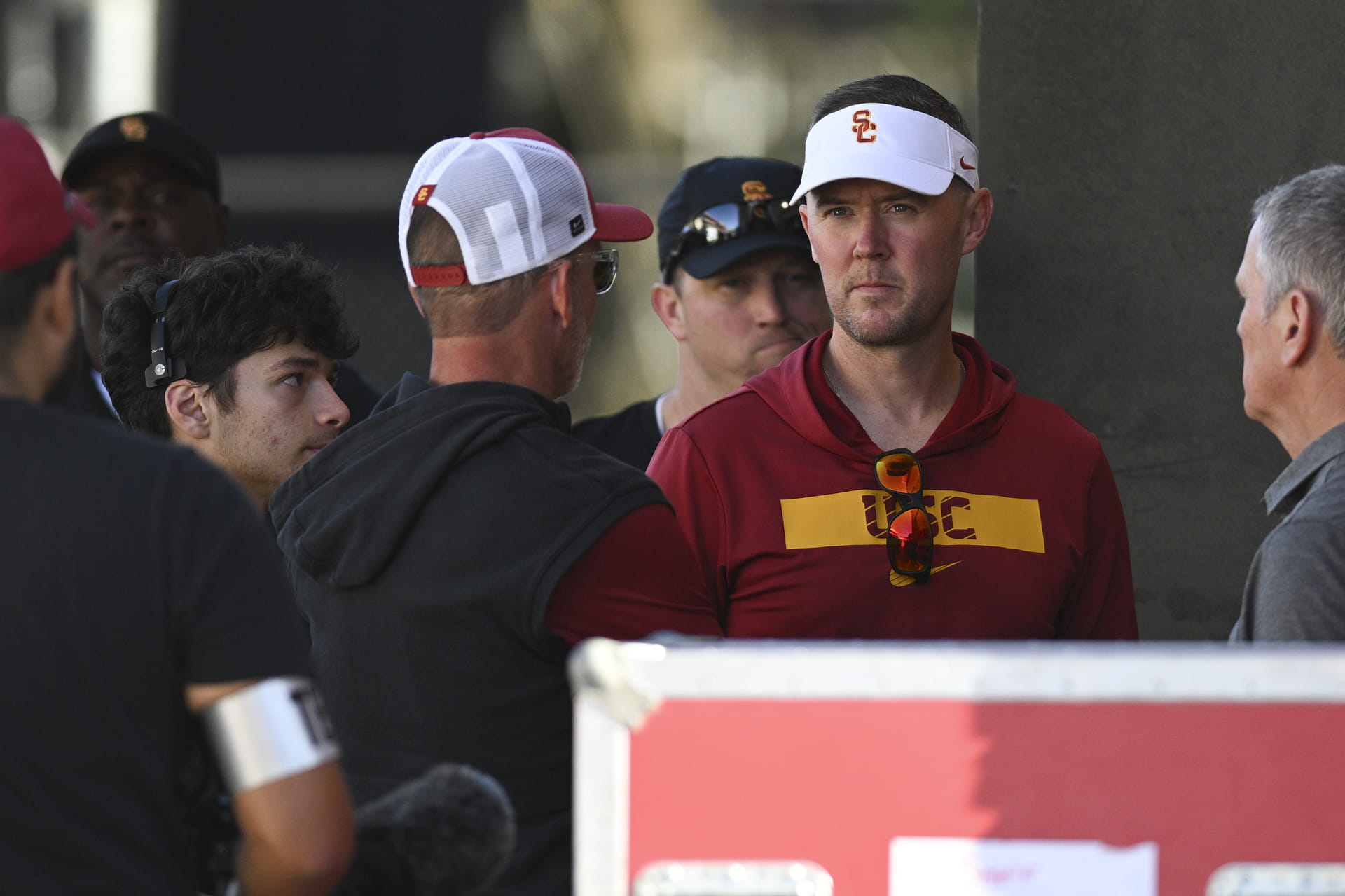 NFL vet sends clear message to USC fans as Lincoln Riley faces heat ...