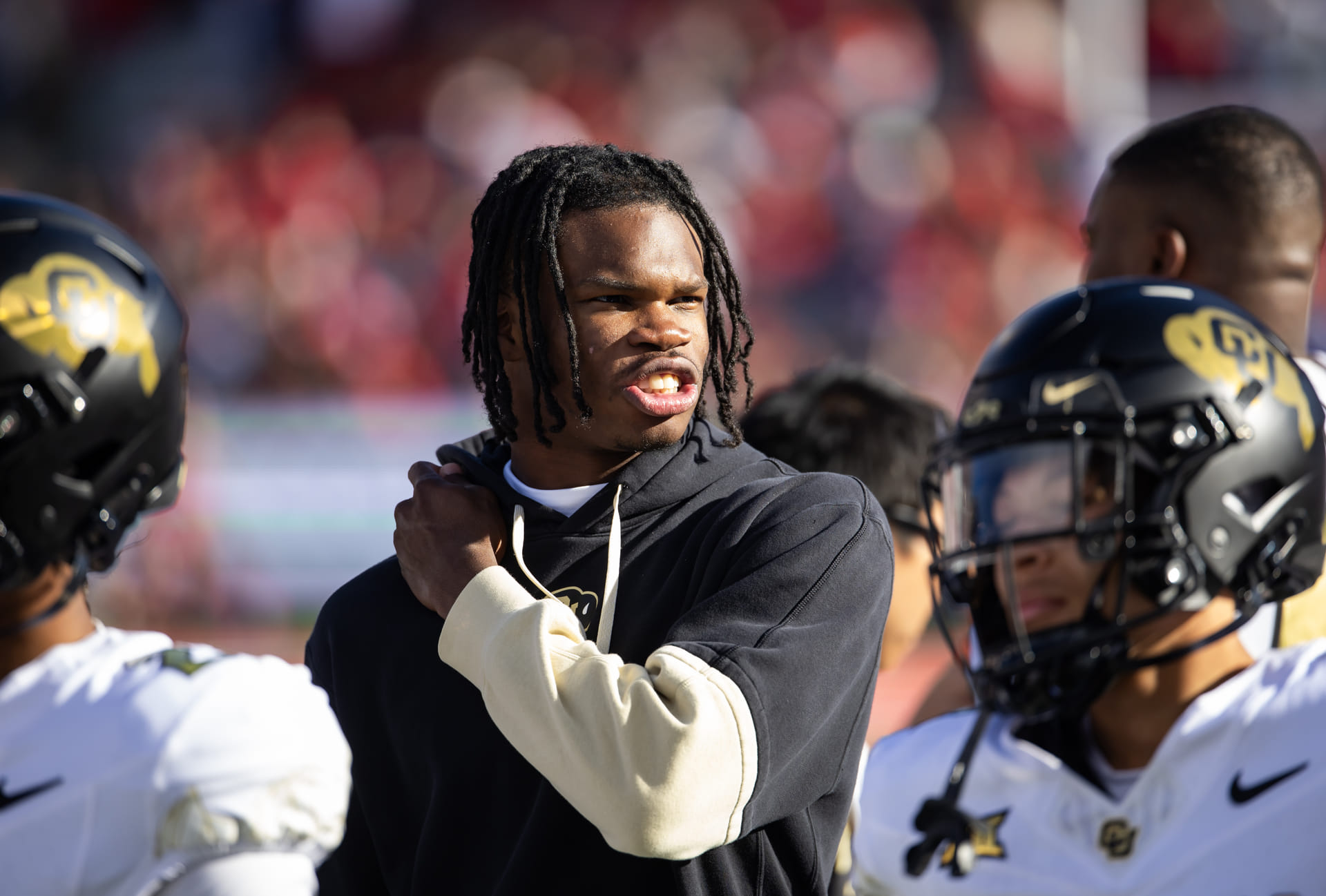 Travis Hunter's fiancée approves of her neighbors' Heisman campaign for ...