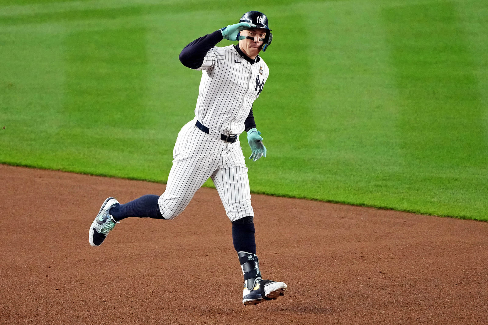 "An all-time pathetic way to go out" - Yankees fans furious with error ...